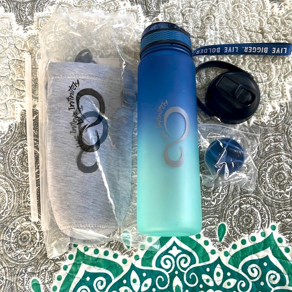 Live Infinitely | Dining | Live Infinitely 32 Oz Water Bottle With ...
